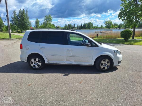 White Volkswagen Touran 2012 in Ignalina, with an engine capacity of 2.00 L and mileage of 420 thousand km for 2350 €, photo 2 on AUTOMOTO.COM.LV