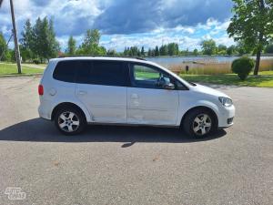 White Volkswagen Touran 2012 in Ignalina, with an engine capacity of 2.00 L and mileage of 420 thousand km for 2350 €, photo 3 on AUTOMOTO.COM.LV