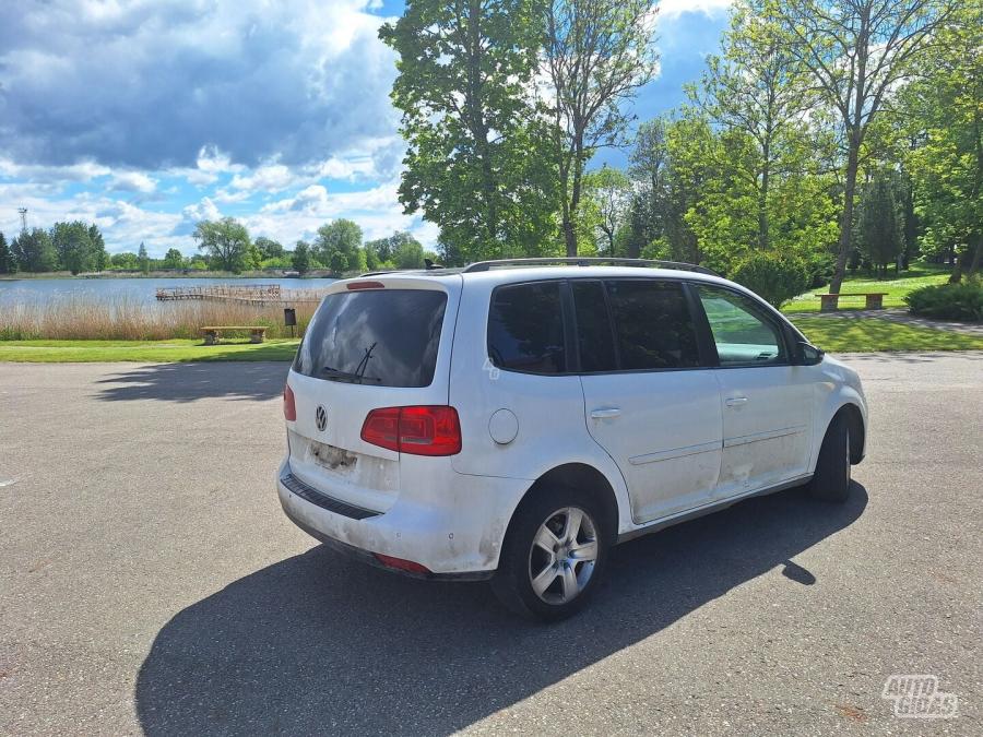 White Volkswagen Touran 2012 in Ignalina, with an engine capacity of 2.00 L and mileage of 420 thousand km for 2350 €, photo 4 on AUTOMOTO.COM.LV