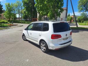 White Volkswagen Touran 2012 in Ignalina, with an engine capacity of 2.00 L and mileage of 420 thousand km for 2350 €, photo 5 on AUTOMOTO.COM.LV