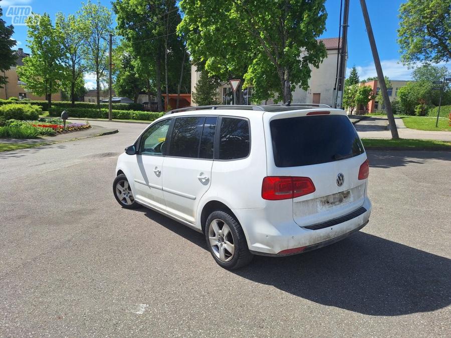 White Volkswagen Touran 2012 in Ignalina, with an engine capacity of 2.00 L and mileage of 420 thousand km for 2350 €, photo 5 on AUTOMOTO.COM.LV