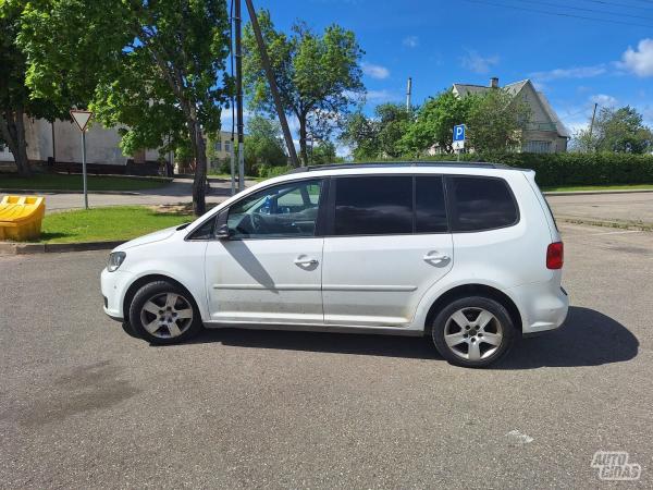 White Volkswagen Touran 2012 in Ignalina, with an engine capacity of 2.00 L and mileage of 420 thousand km for 2350 €, photo 5 on AUTOMOTO.COM.LV