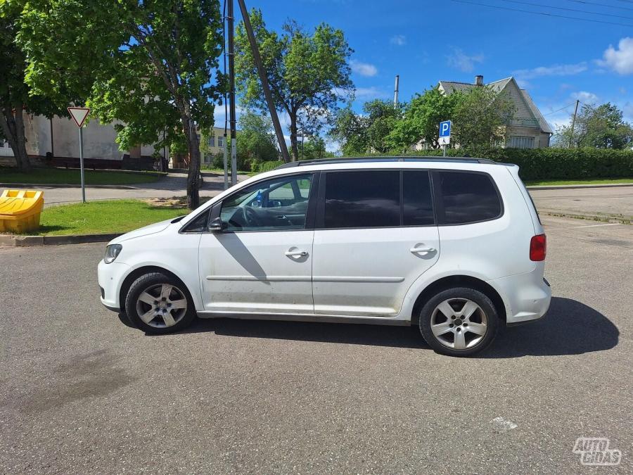 White Volkswagen Touran 2012 in Ignalina, with an engine capacity of 2.00 L and mileage of 420 thousand km for 2350 €, photo 6 on AUTOMOTO.COM.LV