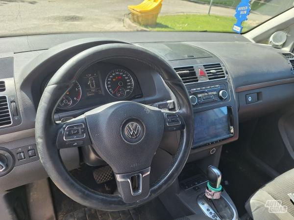 White Volkswagen Touran 2012 in Ignalina, with an engine capacity of 2.00 L and mileage of 420 thousand km for 2350 €, photo 7 on AUTOMOTO.COM.LV