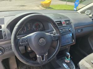 White Volkswagen Touran 2012 in Ignalina, with an engine capacity of 2.00 L and mileage of 420 thousand km for 2350 €, photo 8 on AUTOMOTO.COM.LV