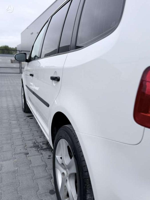 Balts Volkswagen Touran 2012 Viļņa, ar dzinēja tilpumu 1.39 L un nobraukumu 290 tūkst. km par 4300 €, foto 5 vietnē AUTOMOTO.COM.LV