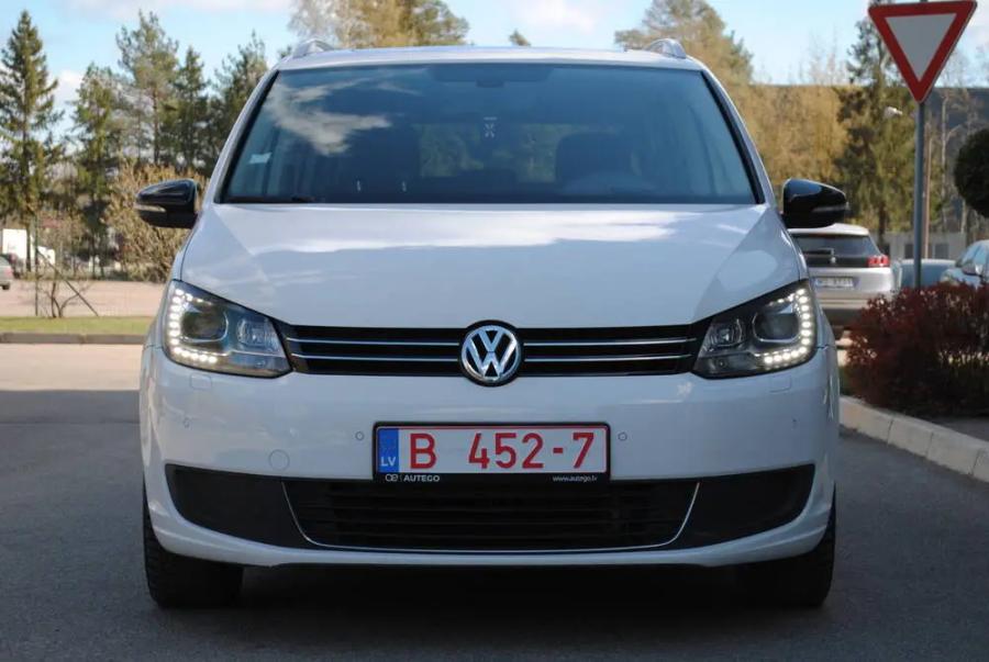 White Volkswagen Touran 2012 in Riga, with an engine capacity of 1.60 L and mileage of 238 thousand km for 7290 €, photo 6 on AUTOMOTO.COM.LV