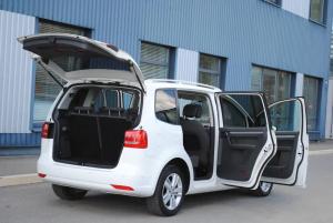 White Volkswagen Touran 2012 in Riga, with an engine capacity of 1.60 L and mileage of 238 thousand km for 7290 €, photo 7 on AUTOMOTO.COM.LV