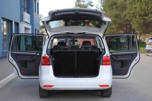 White Volkswagen Touran 2012 in Riga, with an engine capacity of 1.60 L and mileage of 238 thousand km for 7290 €, photo 8 on AUTOMOTO.COM.LV