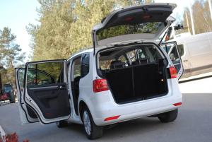 White Volkswagen Touran 2012 in Riga, with an engine capacity of 1.60 L and mileage of 238 thousand km for 7290 €, photo 9 on AUTOMOTO.COM.LV