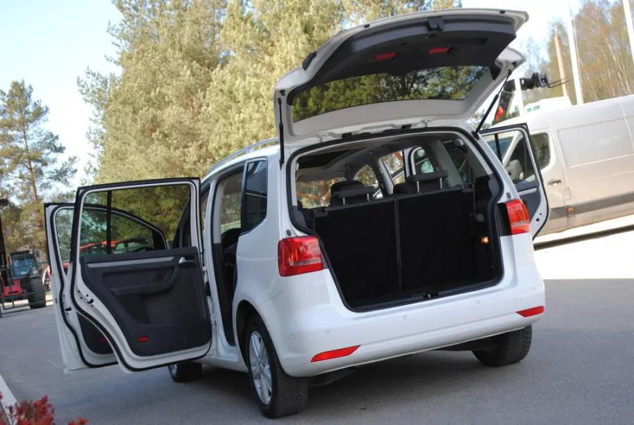 White Volkswagen Touran 2012 in Riga, with an engine capacity of 1.60 L and mileage of 238 thousand km for 7290 €, photo 9 on AUTOMOTO.COM.LV