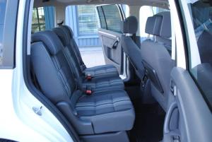 White Volkswagen Touran 2012 in Riga, with an engine capacity of 1.60 L and mileage of 238 thousand km for 7290 €, photo 10 on AUTOMOTO.COM.LV