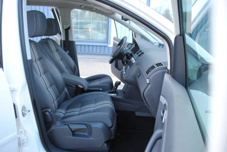 White Volkswagen Touran 2012 in Riga, with an engine capacity of 1.60 L and mileage of 238 thousand km for 7290 €, photo 12 on AUTOMOTO.COM.LV