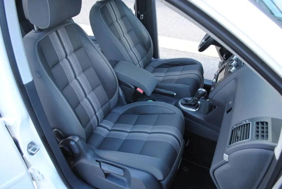 White Volkswagen Touran 2012 in Riga, with an engine capacity of 1.60 L and mileage of 238 thousand km for 7290 €, photo 13 on AUTOMOTO.COM.LV