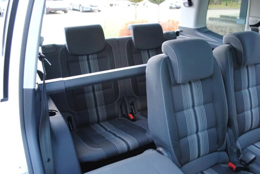 White Volkswagen Touran 2012 in Riga, with an engine capacity of 1.60 L and mileage of 238 thousand km for 7290 €, photo 14 on AUTOMOTO.COM.LV