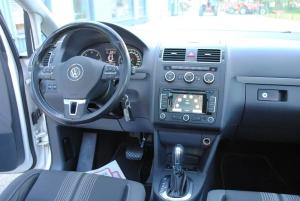 White Volkswagen Touran 2012 in Riga, with an engine capacity of 1.60 L and mileage of 238 thousand km for 7290 €, photo 15 on AUTOMOTO.COM.LV