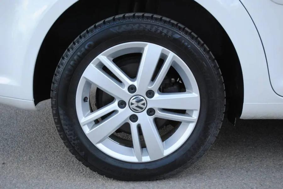 White Volkswagen Touran 2012 in Riga, with an engine capacity of 1.60 L and mileage of 238 thousand km for 7290 €, photo 16 on AUTOMOTO.COM.LV