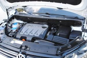 White Volkswagen Touran 2012 in Riga, with an engine capacity of 1.60 L and mileage of 238 thousand km for 7290 €, photo 21 on AUTOMOTO.COM.LV