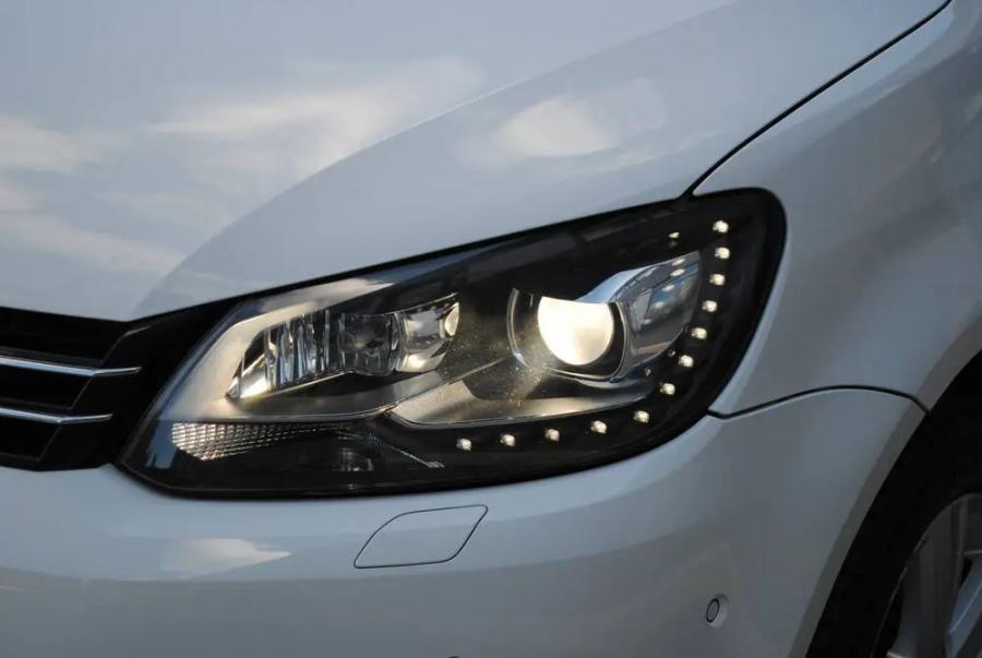 White Volkswagen Touran 2012 in Riga, with an engine capacity of 1.60 L and mileage of 238 thousand km for 7290 €, photo 23 on AUTOMOTO.COM.LV
