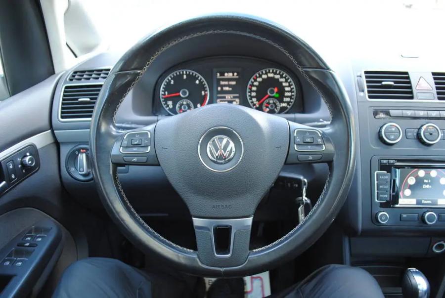 White Volkswagen Touran 2012 in Riga, with an engine capacity of 1.60 L and mileage of 238 thousand km for 7290 €, photo 25 on AUTOMOTO.COM.LV