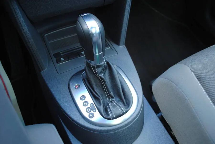 White Volkswagen Touran 2012 in Riga, with an engine capacity of 1.60 L and mileage of 238 thousand km for 7290 €, photo 28 on AUTOMOTO.COM.LV