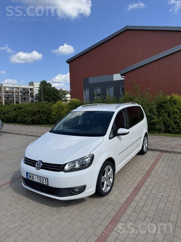 White Volkswagen Touran 2012 in Riga, with an engine capacity of 2.00 L and mileage of 317 thousand km for 6800 €, photo 1 on AUTOMOTO.COM.LV