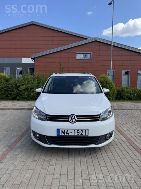 White Volkswagen Touran 2012 in Riga, with an engine capacity of 2.00 L and mileage of 317 thousand km for 6800 €, photo 2 on AUTOMOTO.COM.LV