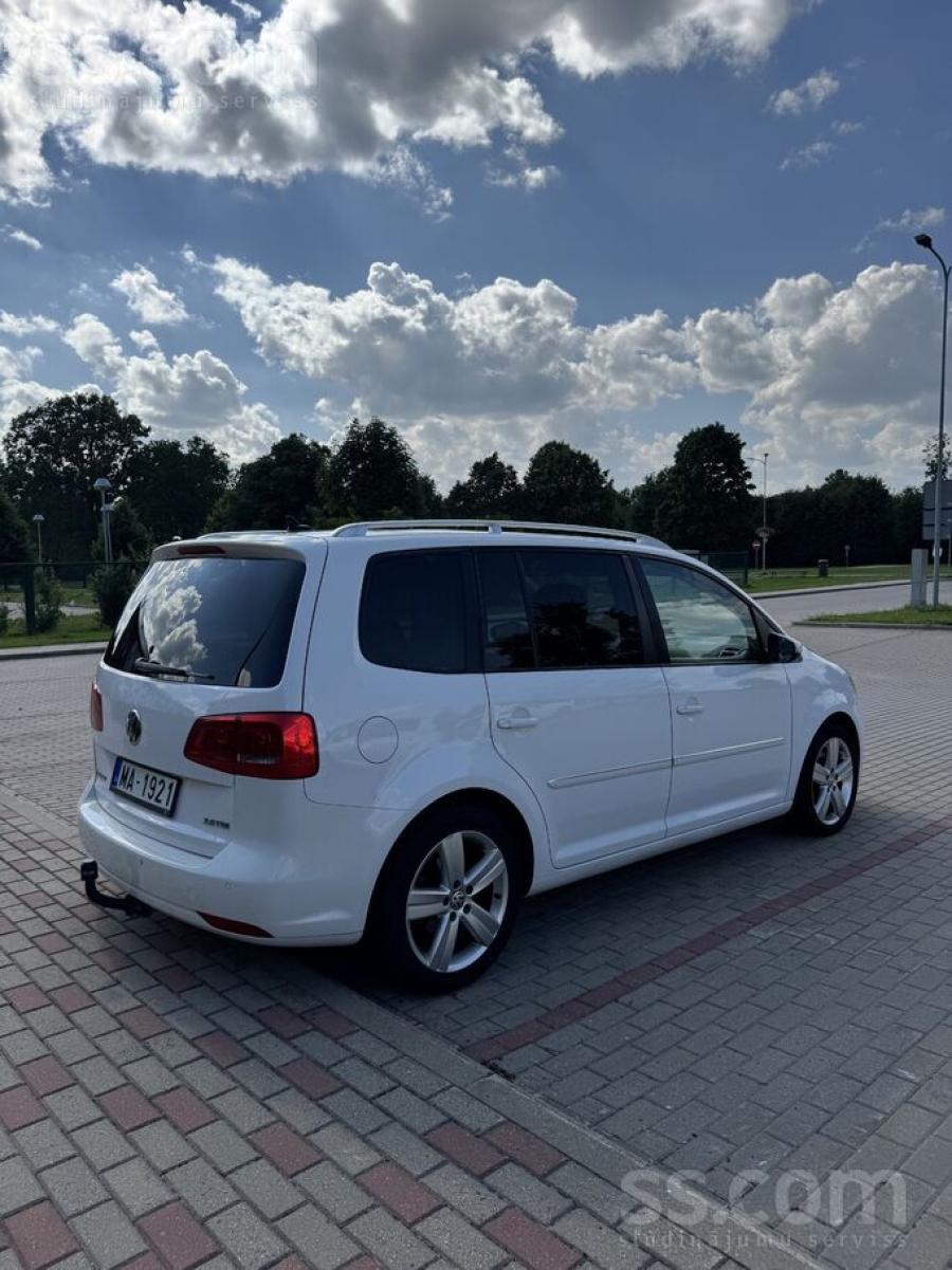 Balts Volkswagen Touran 2012 Rīga, ar dzinēja tilpumu 2.00 L un nobraukumu 317 tūkst. km par 6800 €, foto 5 vietnē AUTOMOTO.COM.LV