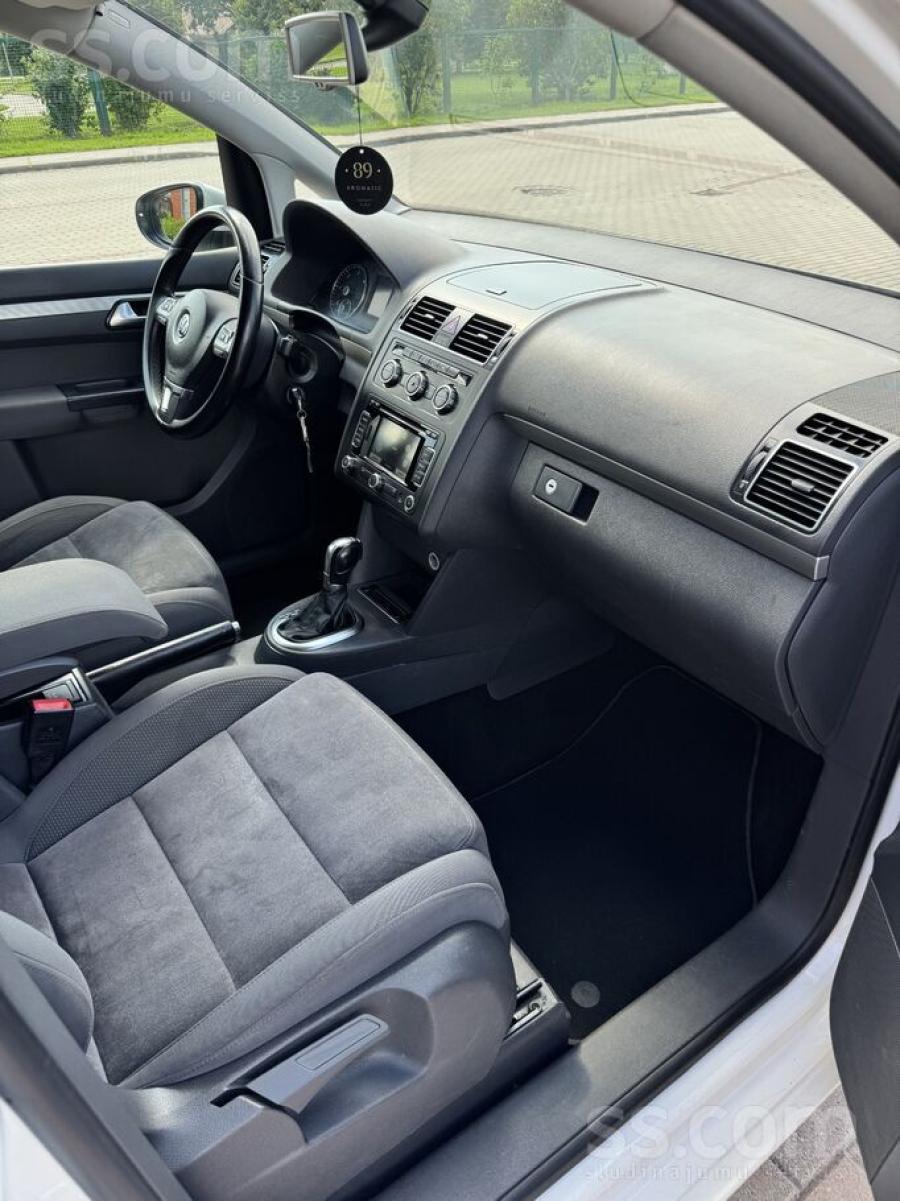 Balts Volkswagen Touran 2012 Rīga, ar dzinēja tilpumu 2.00 L un nobraukumu 317 tūkst. km par 6800 €, foto 9 vietnē AUTOMOTO.COM.LV