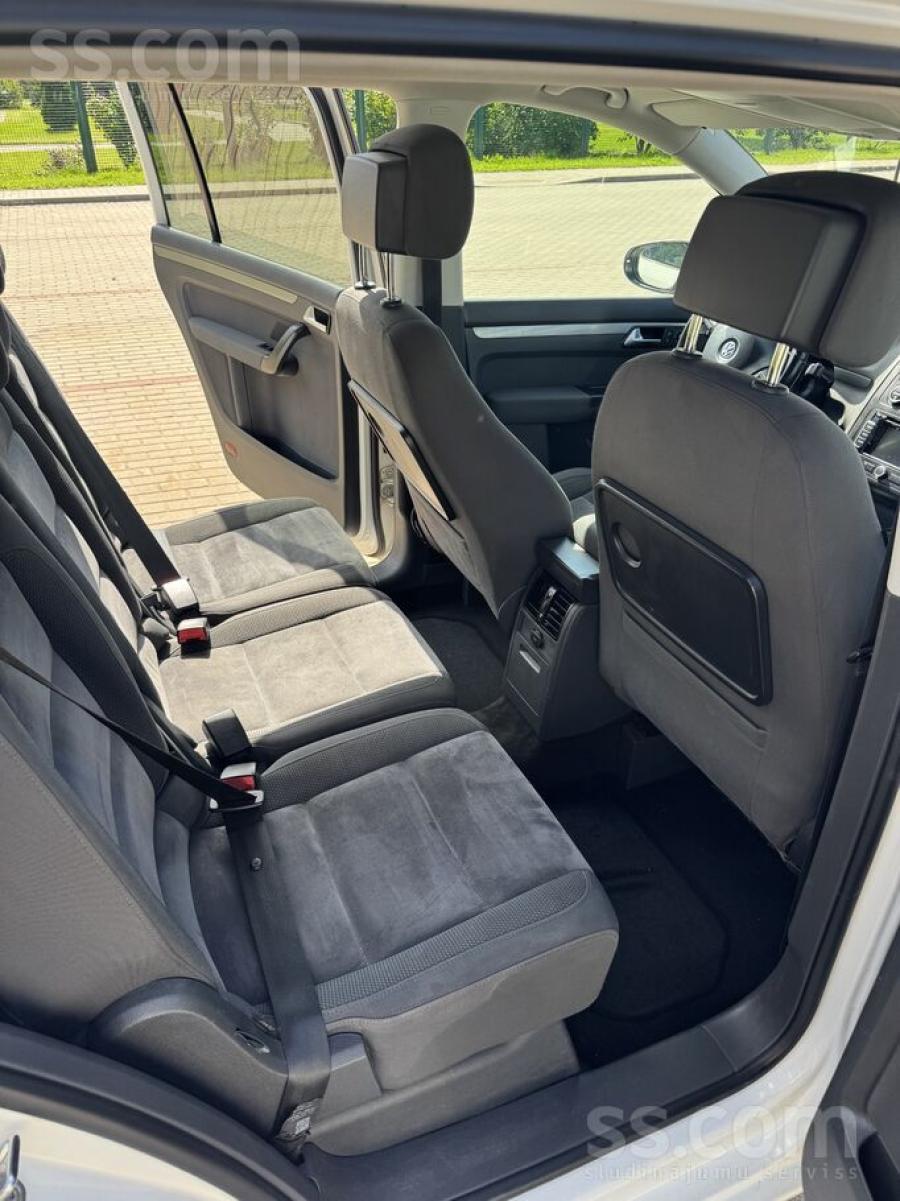 Balts Volkswagen Touran 2012 Rīga, ar dzinēja tilpumu 2.00 L un nobraukumu 317 tūkst. km par 6800 €, foto 10 vietnē AUTOMOTO.COM.LV