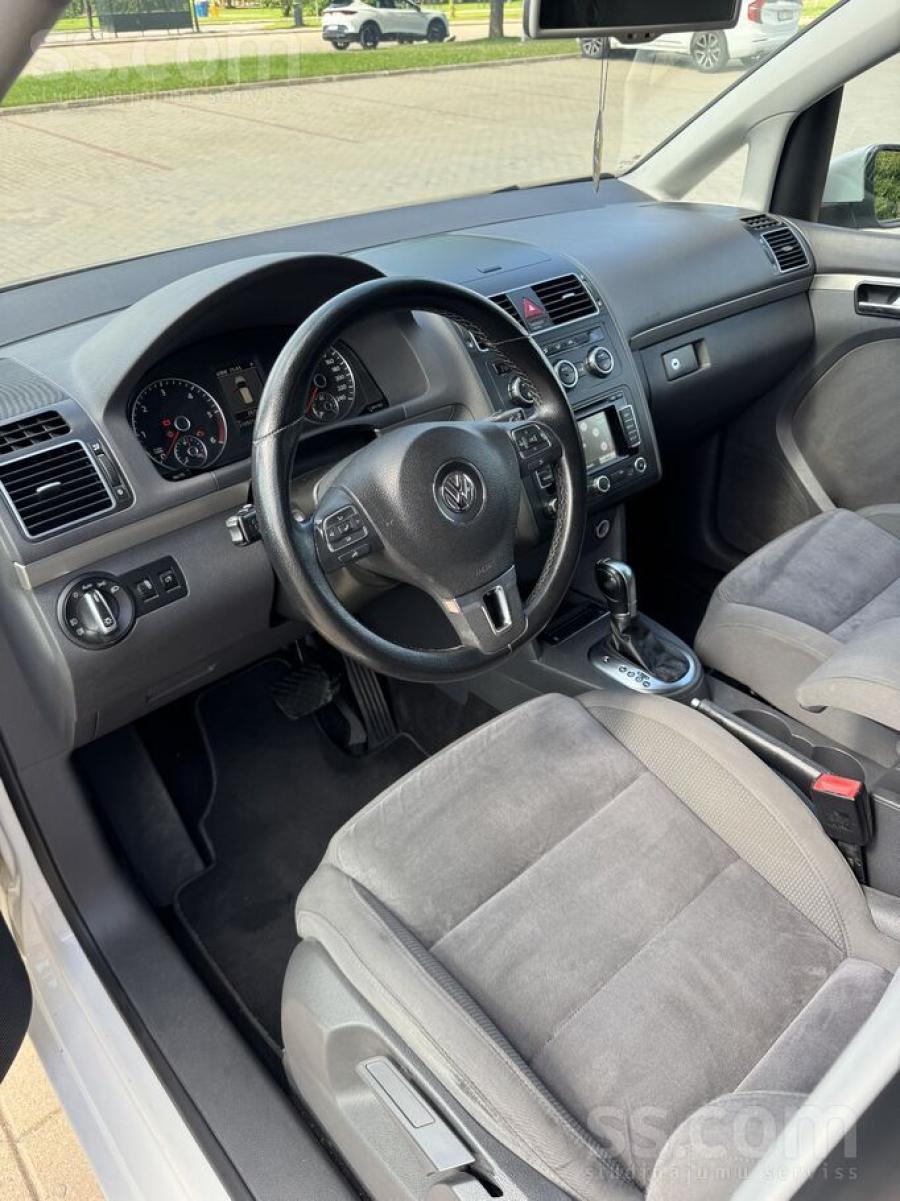 Balts Volkswagen Touran 2012 Rīga, ar dzinēja tilpumu 2.00 L un nobraukumu 317 tūkst. km par 6800 €, foto 11 vietnē AUTOMOTO.COM.LV