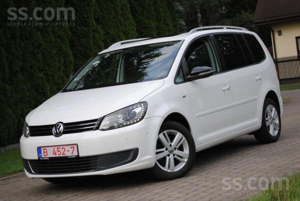 White Volkswagen Touran 2012 in Riga, with an engine capacity of 1.60 L and mileage of 238 thousand km for 6990 €, photo 1 on AUTOMOTO.COM.LV