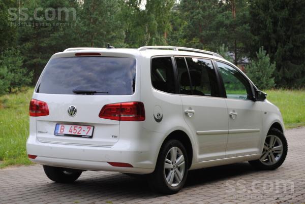 White Volkswagen Touran 2012 in Riga, with an engine capacity of 1.60 L and mileage of 238 thousand km for 6990 €, photo 3 on AUTOMOTO.COM.LV