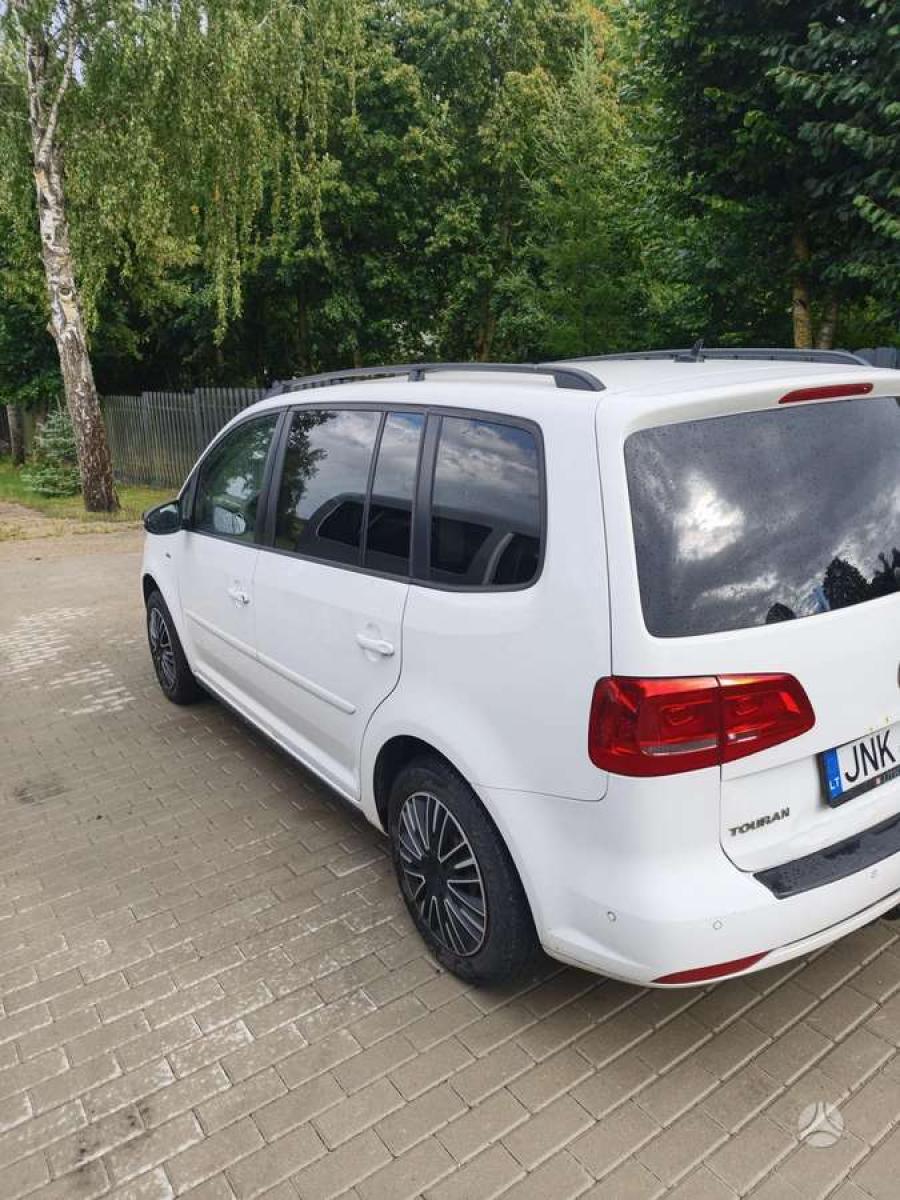 Balts Volkswagen Touran 2012 Šauļi, ar dzinēja tilpumu 1.60 L un nobraukumu 285 tūkst. km par 3600 €, foto 4 vietnē AUTOMOTO.COM.LV