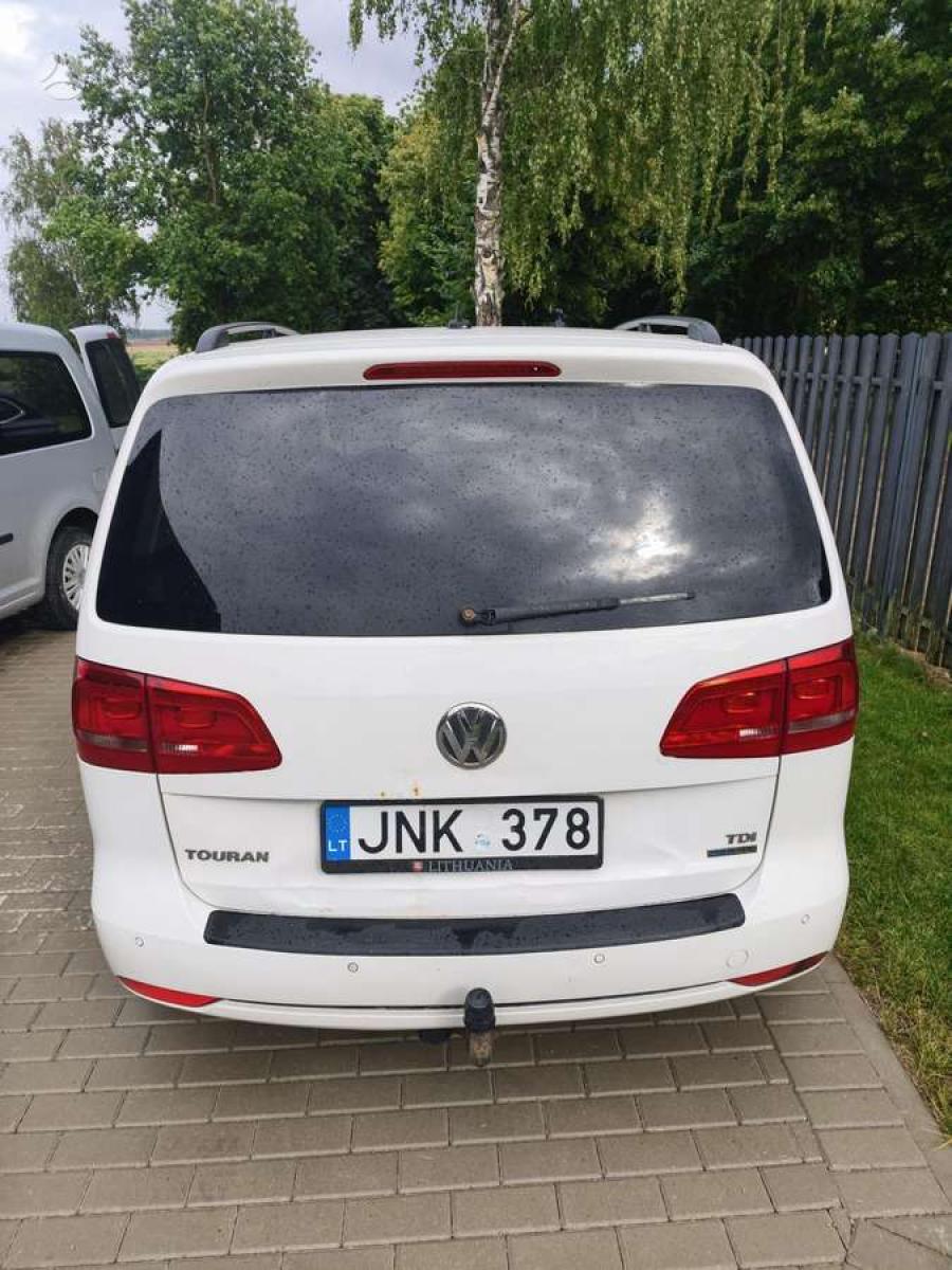 Balts Volkswagen Touran 2012 Šauļi, ar dzinēja tilpumu 1.60 L un nobraukumu 285 tūkst. km par 3600 €, foto 7 vietnē AUTOMOTO.COM.LV