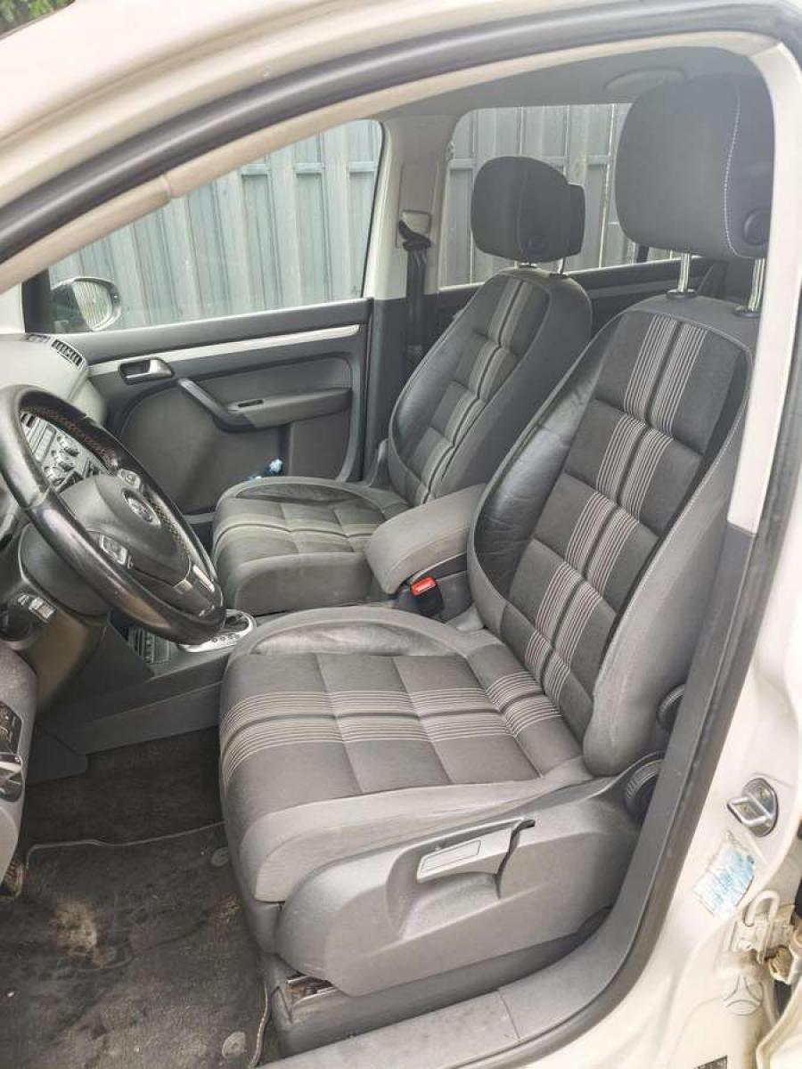 Balts Volkswagen Touran 2012 Šauļi, ar dzinēja tilpumu 1.60 L un nobraukumu 285 tūkst. km par 3600 €, foto 8 vietnē AUTOMOTO.COM.LV