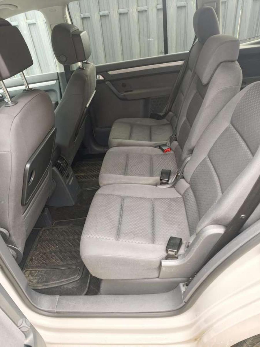 Balts Volkswagen Touran 2012 Šauļi, ar dzinēja tilpumu 1.60 L un nobraukumu 285 tūkst. km par 3600 €, foto 9 vietnē AUTOMOTO.COM.LV