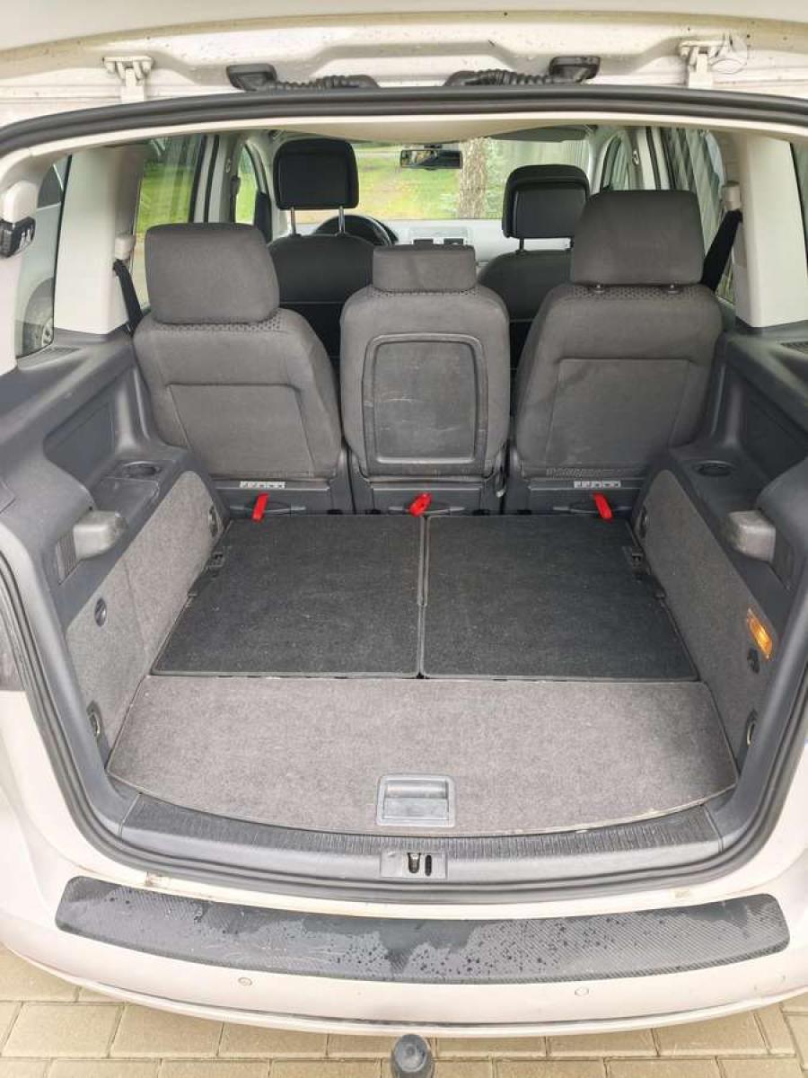 Balts Volkswagen Touran 2012 Šauļi, ar dzinēja tilpumu 1.60 L un nobraukumu 285 tūkst. km par 3600 €, foto 10 vietnē AUTOMOTO.COM.LV