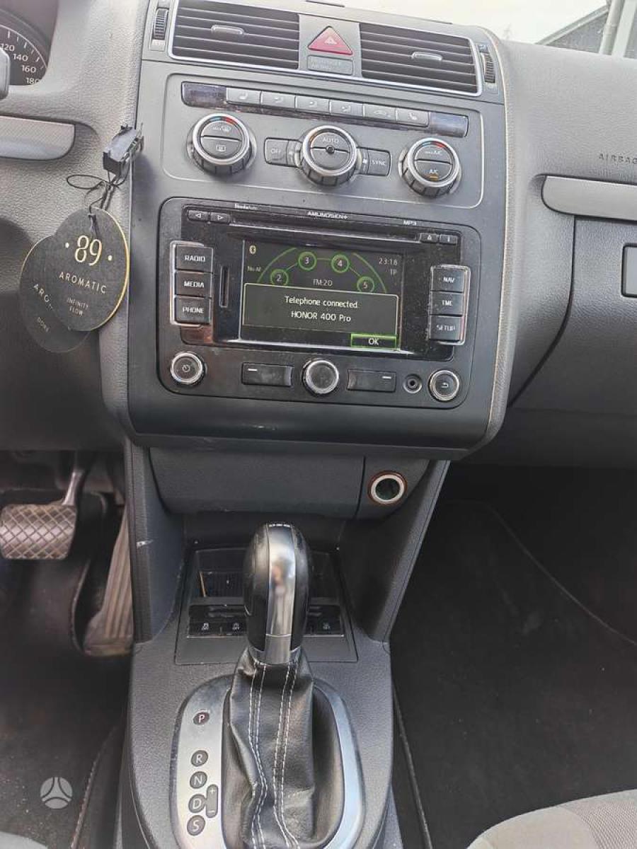 Balts Volkswagen Touran 2012 Šauļi, ar dzinēja tilpumu 1.60 L un nobraukumu 285 tūkst. km par 3600 €, foto 12 vietnē AUTOMOTO.COM.LV