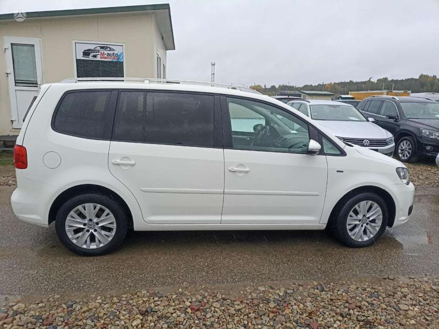 White Volkswagen Touran 2013 in Vilnius, with an engine capacity of 1.60 L and mileage of 191 thousand km for 6950 €, photo 2 on AUTOMOTO.COM.LV