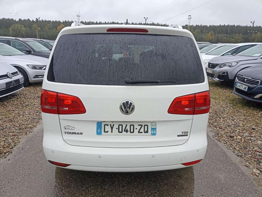 White Volkswagen Touran 2013 in Vilnius, with an engine capacity of 1.60 L and mileage of 191 thousand km for 6950 €, photo 3 on AUTOMOTO.COM.LV