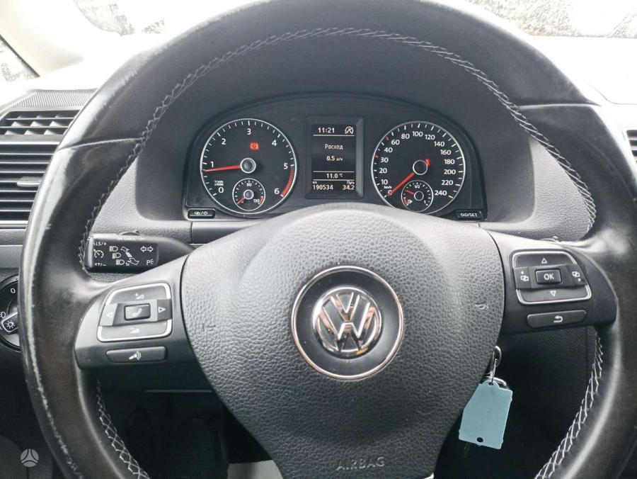 White Volkswagen Touran 2013 in Vilnius, with an engine capacity of 1.60 L and mileage of 191 thousand km for 6950 €, photo 13 on AUTOMOTO.COM.LV