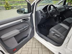 White Volkswagen Touran 2013 in Vilnius, with an engine capacity of 2.00 L and mileage of 264 thousand km for 6500 €, photo 16 on AUTOMOTO.COM.LV