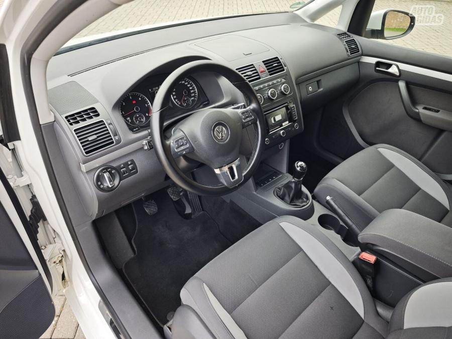 White Volkswagen Touran 2013 in Vilnius, with an engine capacity of 2.00 L and mileage of 264 thousand km for 6500 €, photo 17 on AUTOMOTO.COM.LV