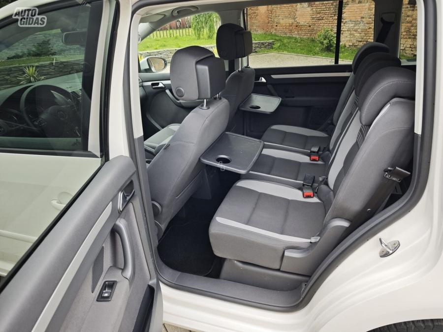 White Volkswagen Touran 2013 in Vilnius, with an engine capacity of 2.00 L and mileage of 264 thousand km for 6500 €, photo 29 on AUTOMOTO.COM.LV