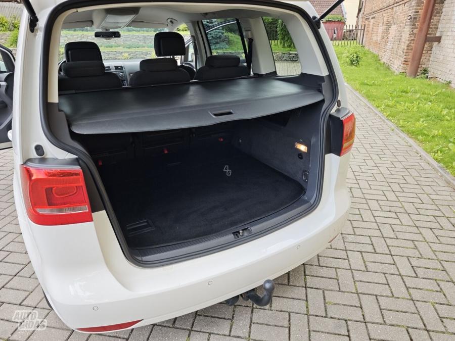 White Volkswagen Touran 2013 in Vilnius, with an engine capacity of 2.00 L and mileage of 264 thousand km for 6500 €, photo 32 on AUTOMOTO.COM.LV