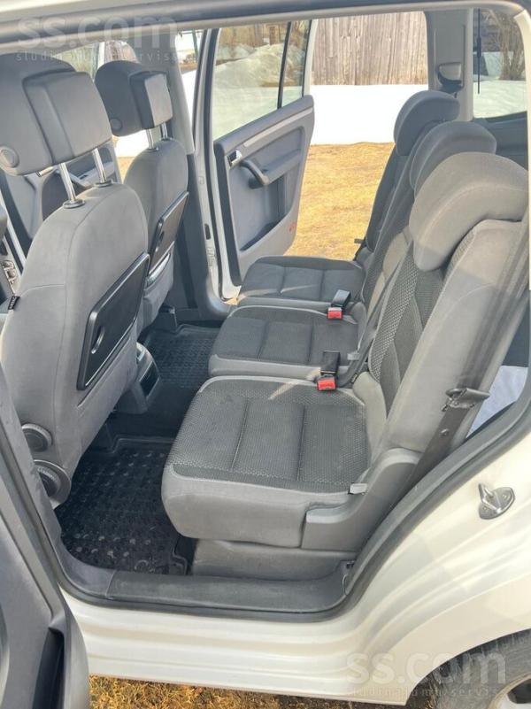 Balts Volkswagen Touran 2013 Ludza, ar dzinēja tilpumu 2.00 L un nobraukumu 301 tūkst. km par 5000 €, foto 4 vietnē AUTOMOTO.COM.LV