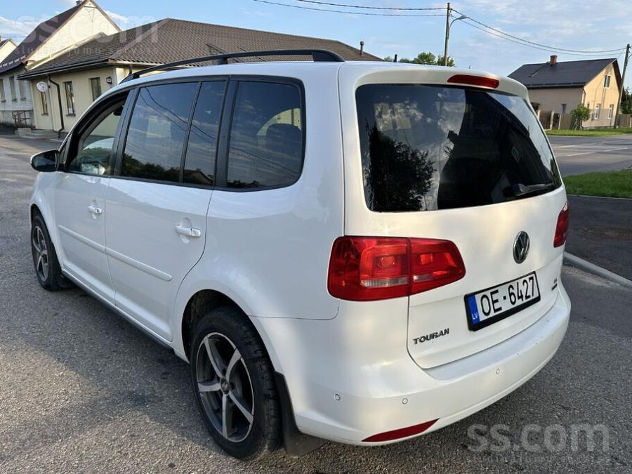 White Volkswagen Touran 2013 in Daugavpils, with an engine capacity of 1.40 L and mileage of 0 thousand km for 4550 €, photo 8 on AUTOMOTO.COM.LV