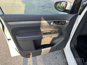 White Volkswagen Touran 2013 in Daugavpils, with an engine capacity of 1.40 L and mileage of 0 thousand km for 4550 €, photo 11 on AUTOMOTO.COM.LV