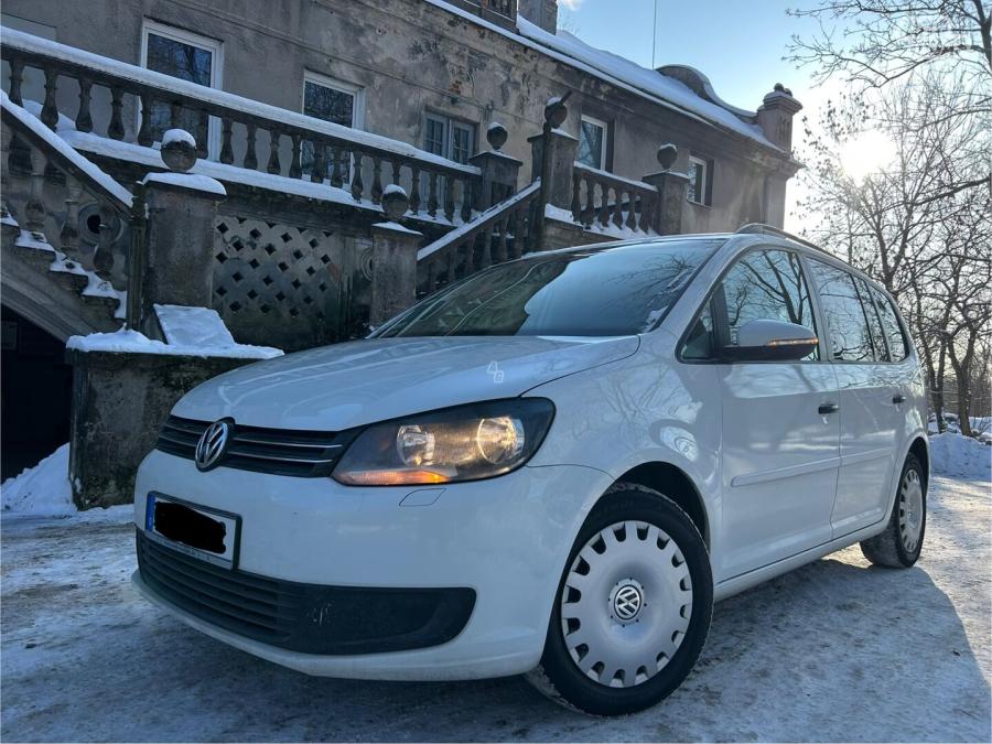 White Volkswagen Touran 2014 in Kaunas, with an engine capacity of 1.60 L and mileage of 298 thousand km for 4999 €, photo 1 on AUTOMOTO.COM.LV